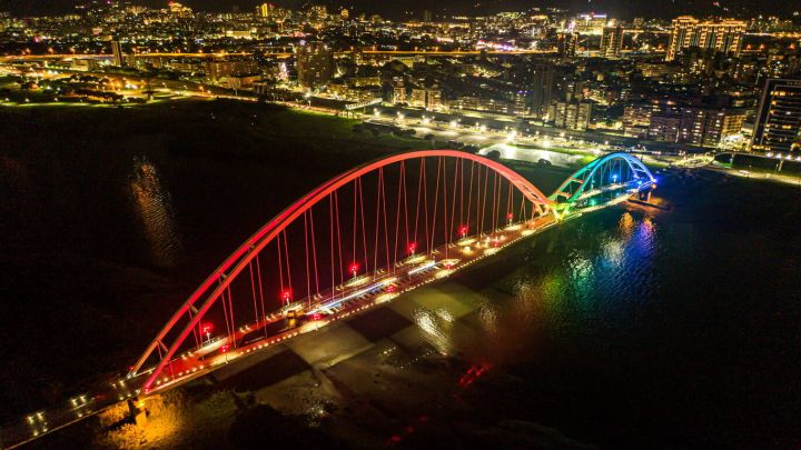 Crescent Bridge – HubHotel